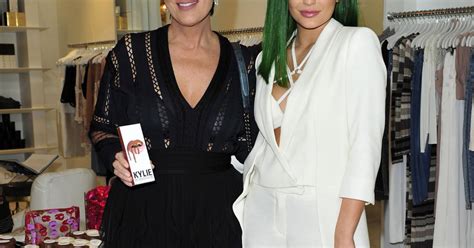Kylie Soutenue Par Sa Mère Kris Jenner Lance Son Kit De Maquillage Pour