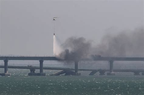 Una Explosión Destruye Parte Del Estratégico Puente Que Une Rusia Y