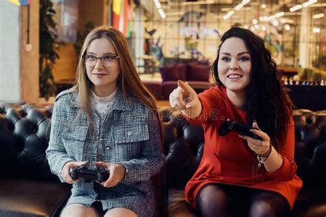 Duas Amigas Jogam Videogames Seguram Joysticks Em Suas Mãos O Cara