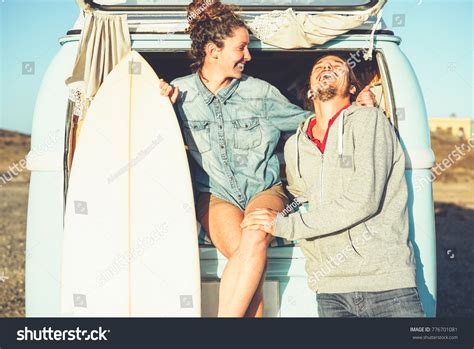 7 131 Imagens De Friends Camping In Camper Imagens Fotos Stock E