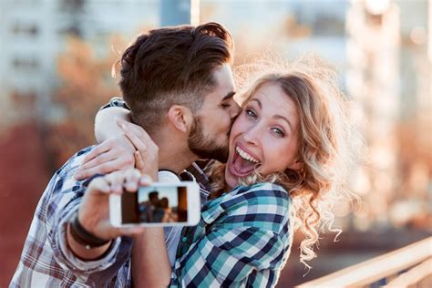 Premium Photo Love Couple Take Selfie In The City
