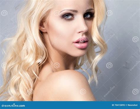 性感的白肤金发的女孩画象 库存图片 图片 包括有 爱好健美者 女性 构成 夫人 纵向 面部 胸骨 70415895