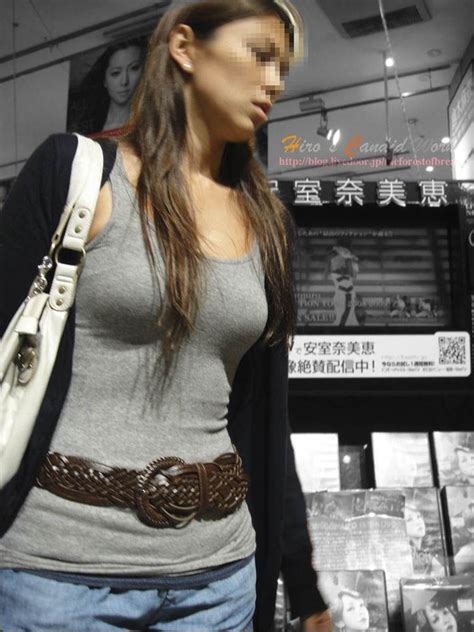 【着衣巨乳エロ画像】キャミソールやタンクトップの力じゃ隠しきれない存在感の巨乳素人を街撮りした画像ww エロ画像ミルナビ