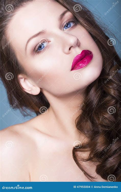 La Femme De Brune Avec Créatif Composent De Pleines Lèvres Rouges De