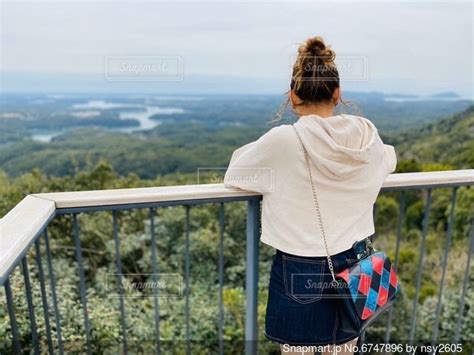 フェンスの前に立っている人の写真・画像素材[6747896] Snapmart（スナップマート）