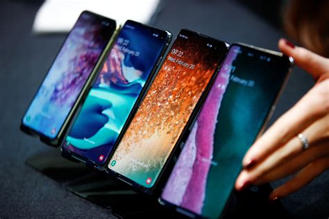 Samsungs Folding Phone With 5g Costs Nearly 2 000 Abs Cbn News