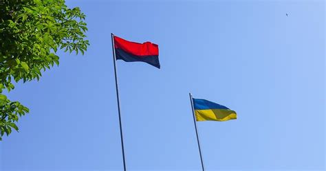 Над Кагарликом підняли червоно чорний прапор Новости Section Ukr Net