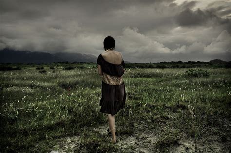 フリー画像 人物写真 女性ポートレイト 後ろ姿 草原の風景 暗雲の風景 画像素材なら！無料・フリー写真素材のフリーフォト