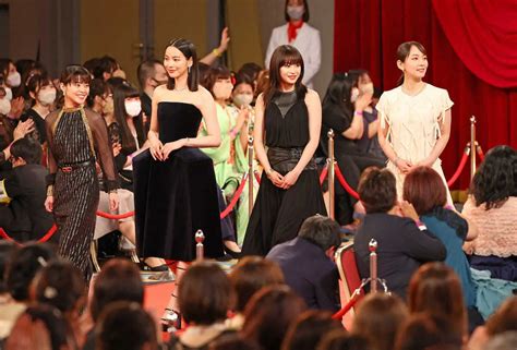 レッドカーペットを歩く優秀主演女優賞を受賞した（左から）岸井ゆきの、のん、広瀬すず、吉岡里帆 ― スポニチ Sponichi Annex 芸能