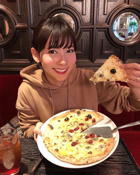 阪本智子さんのインスタグラム写真 阪本智子instagram 「🍕♡ ゴルゴンゾーラのピザが好き ⌯˃̶᷄ ⁻̫ ˂̶᷄⌯ 💜 蜂蜜かけ