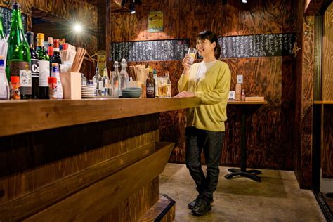 【東京・大衆酒場の名店】門前仲町「大坂屋」の“牛にこみ”を三日月型カウンターで堪能する噺 酒噺│もっとお酒が楽しくなる情報サイト
