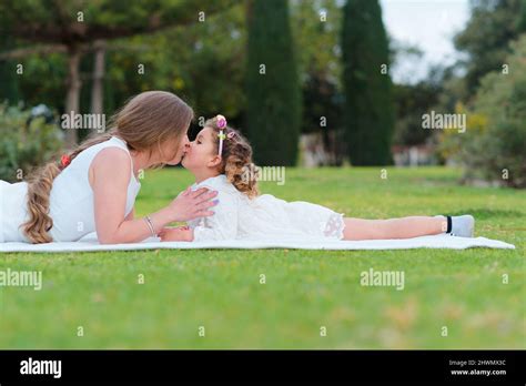 Mère Et Fille Bisous Sur La Bouche Banque De Photographies Et Dimages