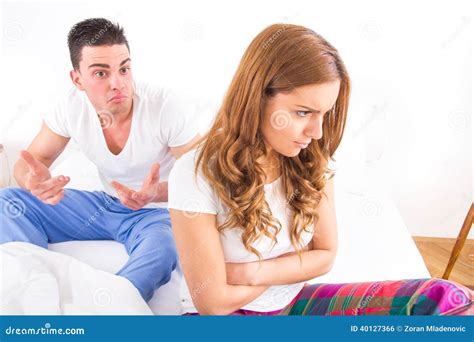 Jeunes Couples Se Reposant Sur Le Lit En Raison Des Relations Difficul