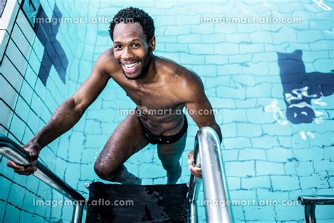 Smiling Man Getting Out The Poolの写真素材 [88352721] イメージマート
