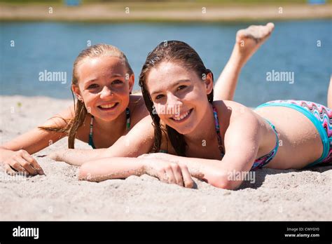 Zwei Lächelnde Mädchen In Bikinis Am Badesee Stockfoto Bild 50393140