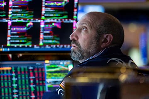 Investors Dump Stocks Flee To Cash As Growth Outlook Hits Weakest