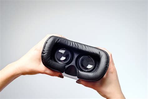 Konsep Realitas Virtual Pria Atau Wanita Memegang Kacamata Vr Di Tangan