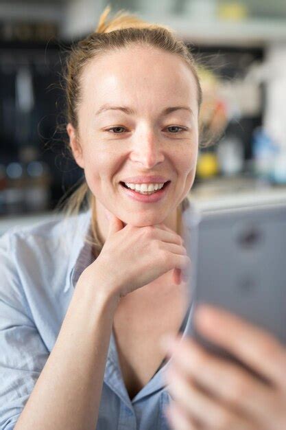 Premium Photo Portrait Of A Smiling Young Woman Using Mobile Phone