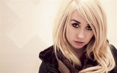 Download Blonde Amateur Model Wallpaper