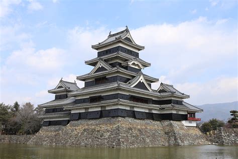 日本最古の国宝の城にして“烏城”と呼ばれる漆黒の天守「松本城」 2018年4月21日 エキサイトニュース