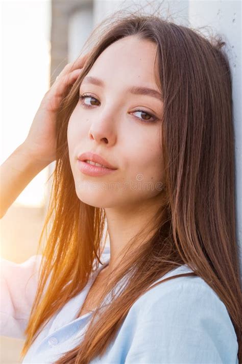 Portrait En Gros Plan De Belle Femme Blonde élégante Pendant La