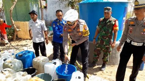 Hut Lantas Ke 68 Polisi Bagi Air Bersih Ke Wilayah Kekeringan