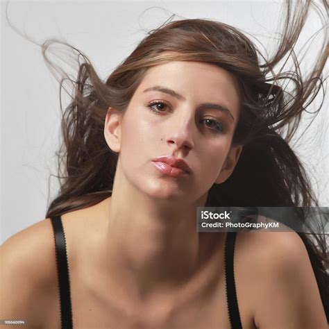 フライングの髪 20 24歳のストックフォトや画像を多数ご用意 20 24歳 カラー画像 スクエア Istock