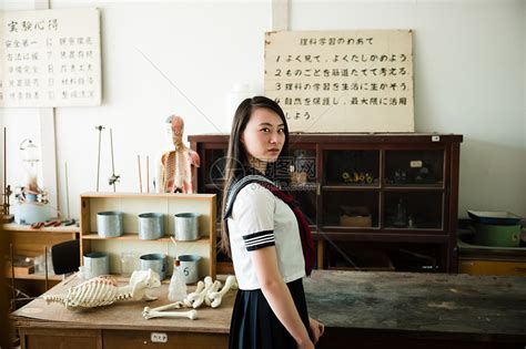 教室里穿着制服的高中女生高清图片下载 正版图片502104480 摄图网