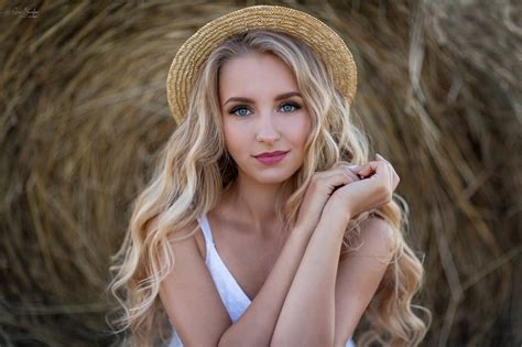 배경 화면 여자들 모델 금발의 Women With Hats 밀짚 모자 긴 머리 뷰어를보고 파란 눈 웃고있는