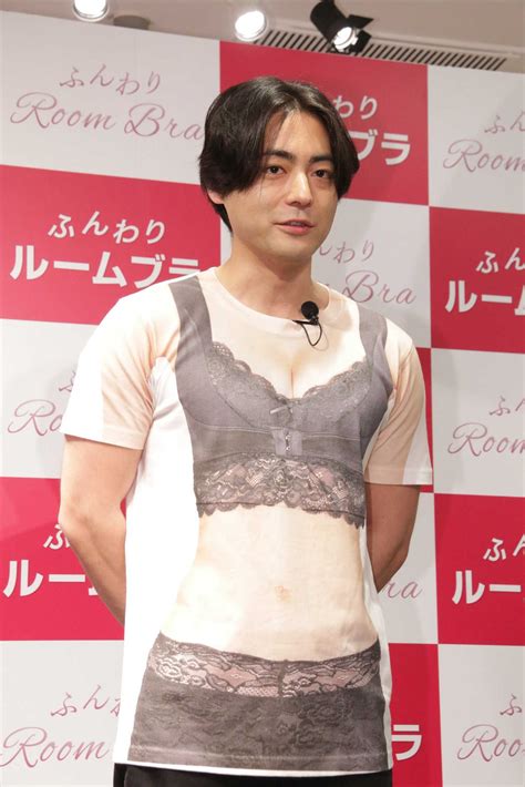 【写真 2 12枚】山田孝之：女性のバストを5時間半計測し続けるイベント開催 初計測に緊張？ Mantanweb（まんたんウェブ）