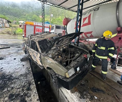 Carro Colide Em Veículo Da Prf Na Br 470 No Alto Vale Rede Web Tv