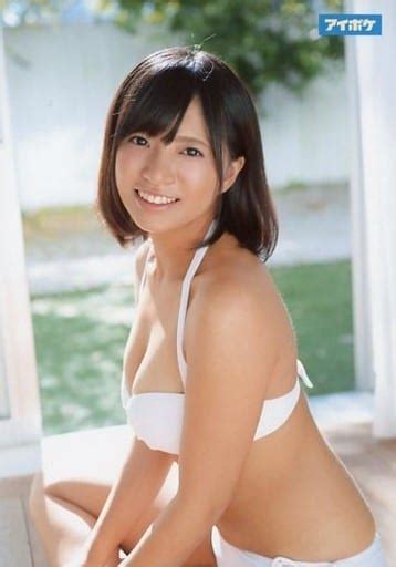 駿河屋 【アダルト】 根尾あかり 膝上・水着白・座り・体左向き・ロゴ「アイポケ」 Dvd「南国からやってきた笑顔はじける早漏日焼け美少女av