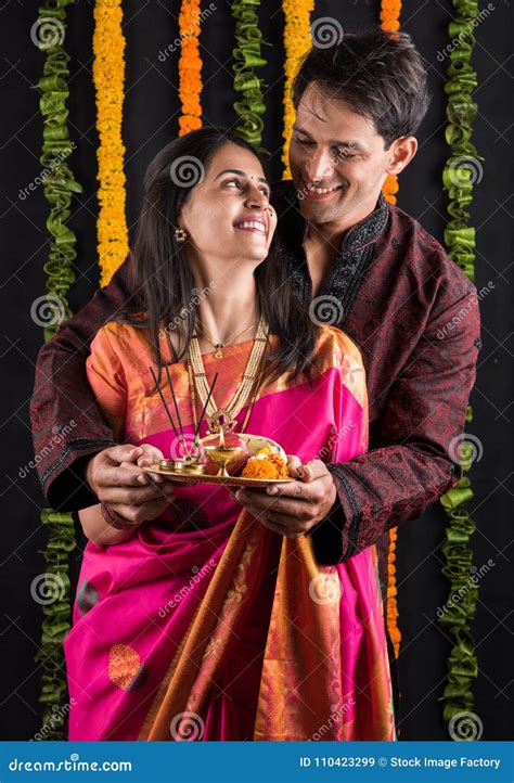 Aggregate 166 Couple Poses Traditional Best Vn