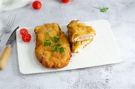 Peitos De Frango Recheados Com Presunto E Queijo Um Prato Caseiro E