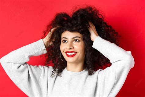 Fondo Mujer Despreocupada Con Cabello Rizado Y Sonrisa Brillante Foto E