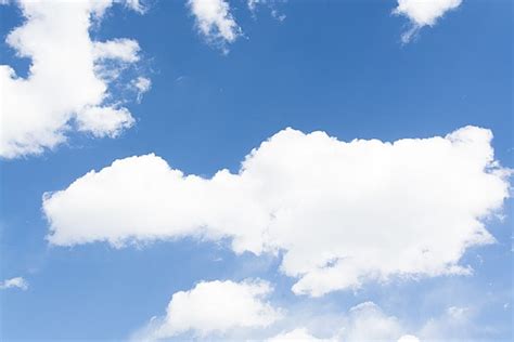 السماء الزرقاء الغيوم البيضاء أزرق يوم السماء الزرقاء صورة الخلفية