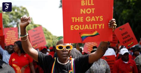 Ugandas Präsident Unterzeichnet Anti Lgbtq Gesetz