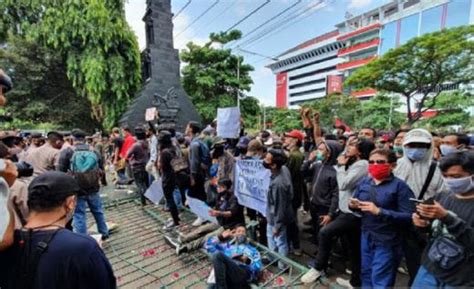 Demo Tolak Omnibus Law Mahasiswa Di Semarang Jebol
