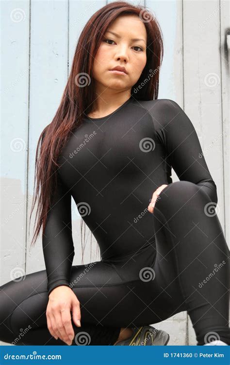 Menina Asiática Desportiva Que Agacha Se Foto De Stock Imagem De