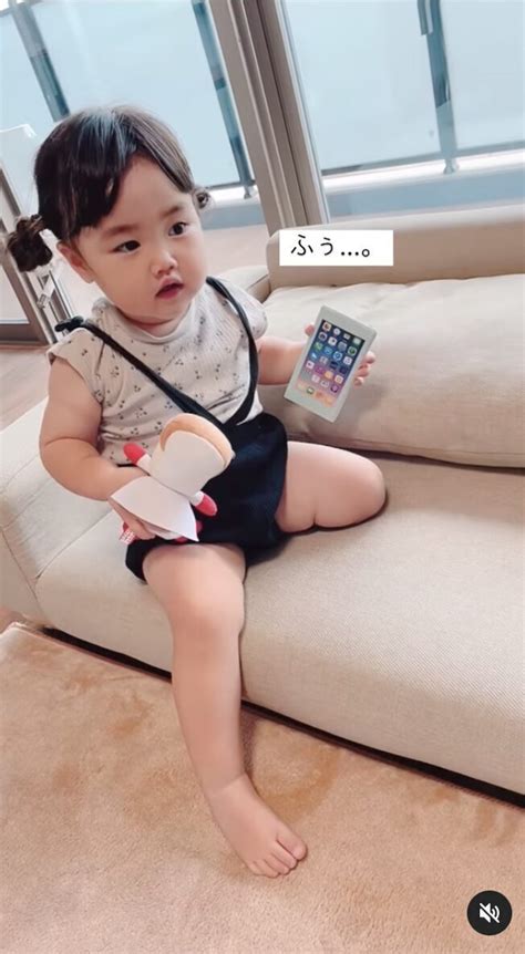 「もしもし～じっじ何時に来る？」「ねんね怖い？」忙しそうに電話している2歳児の姿が可愛すぎる！ ポイント交換のpex