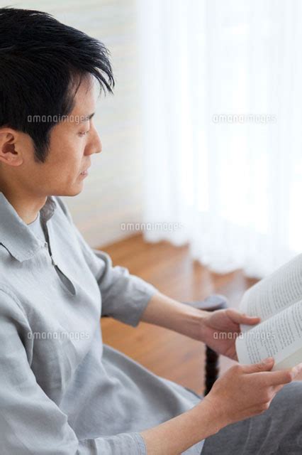本を読む男性[07800015287]の写真素材・イラスト素材｜アマナイメージズ