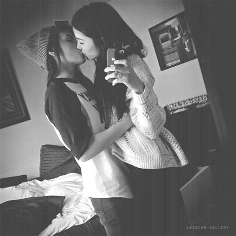 People Kissing Lesbians Kissing Lesbian Sex Lesbian Love How To Be
