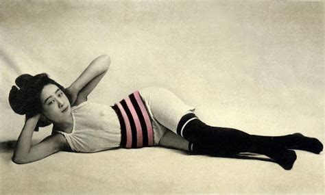 40 Colorized Photos Of Japanese Bathing Beauties In The Early 20th