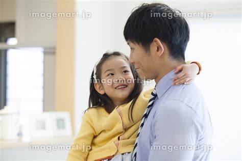 娘を抱っこするお父さんの写真素材 [33436400] イメージマート