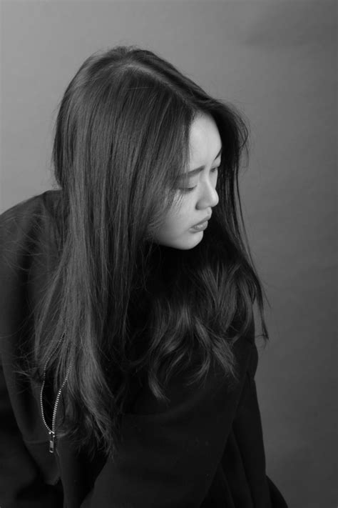무료 이미지 검정색과 흰색 소녀 여자 화이트 사진술 초상화 어둠 검은 단색화 레이디 헤어 스타일 긴 머리