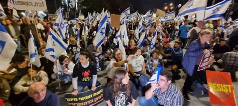 Ynet עדכוני On Twitter המחאה נגד המהפכה המשפטית כ 2 000 מפגינים