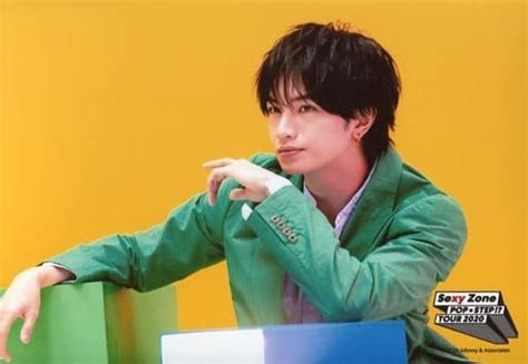 駿河屋 Sexy Zone 中島健人 横型・バストアップ・衣装緑・左手上げ・背景黄色 「sexy Zone Pop×step Tour