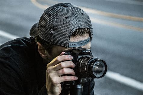 남자 취득 사진 ~을 사용하여 검은 캐논 Dslr 카메라 카메라 정경 Piqsels