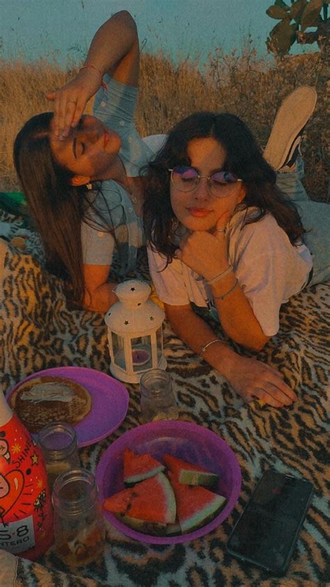 Picnic Aesthetic With Friends Instagram Photoshoot Summer Inspiration