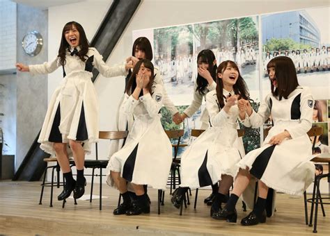 新しい名前が日向坂46と発表され大喜びする（左から）斉藤京子、佐々木美玲、小坂菜緒、柿崎芽実、加藤史帆、佐々木久美（撮影・小海途 良幹